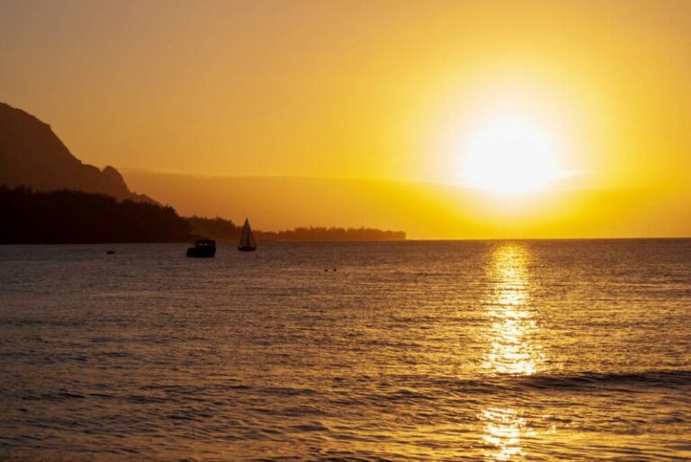 Romantic Sunset Sails to Take in Kauai Scenic Cliffs